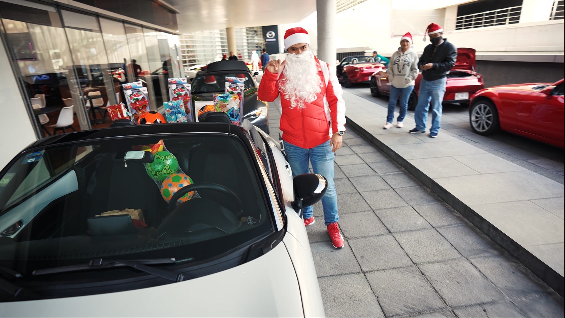 Santa Project 2023: Mazda Y El MX-5 Llevan Sonrisas A Los Niños